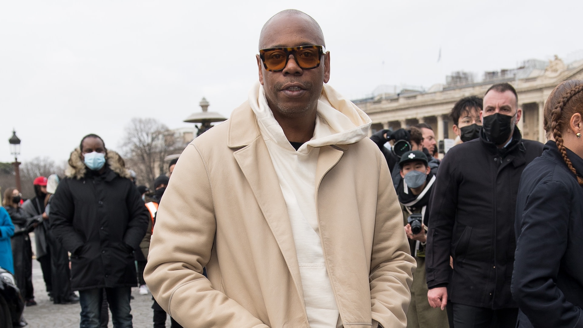 Dave Chapelle Lays Flowers at Alex Pretti Memorial in Minneapolis