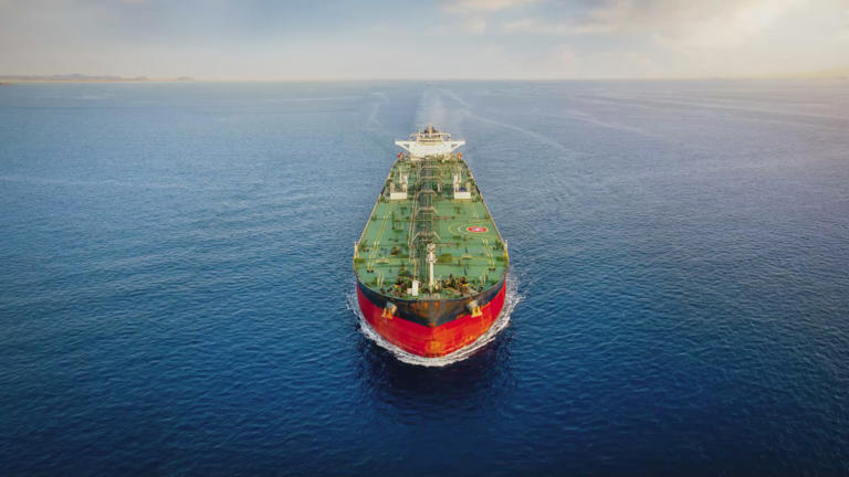 Russian tanker carrying hundreds of thousands of oil barrels less than ...