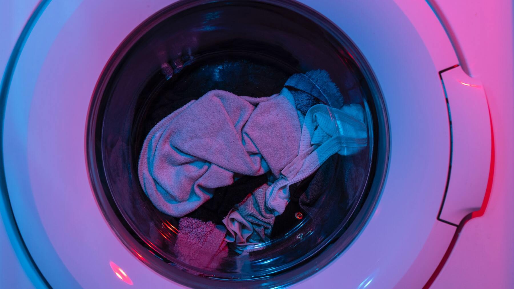 El truco de las expertas para quitar las manchas de lejía de la ropa