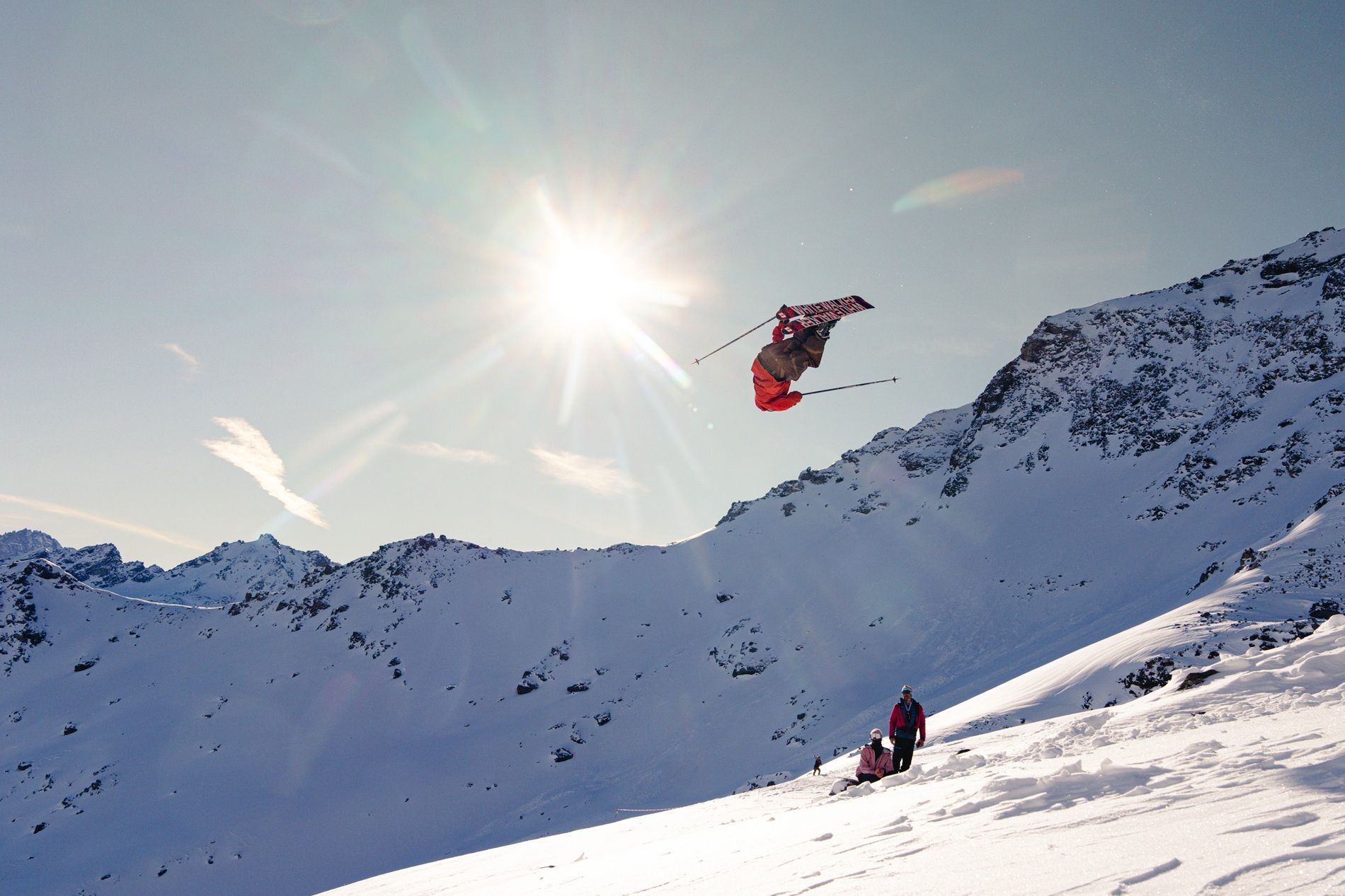 Freeskier zeigen beeindruckende Tricks beim Nendaz Backcountry ...
