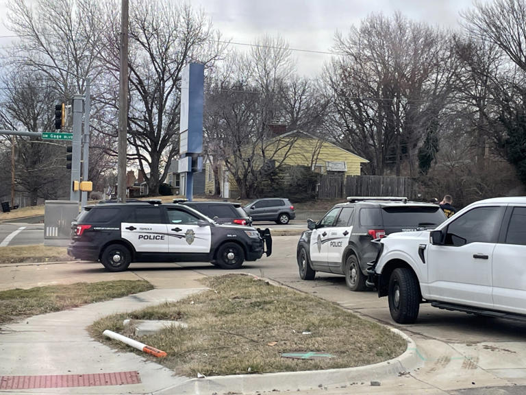 Police apprehend knife-wielding man early Tuesday in west Topeka