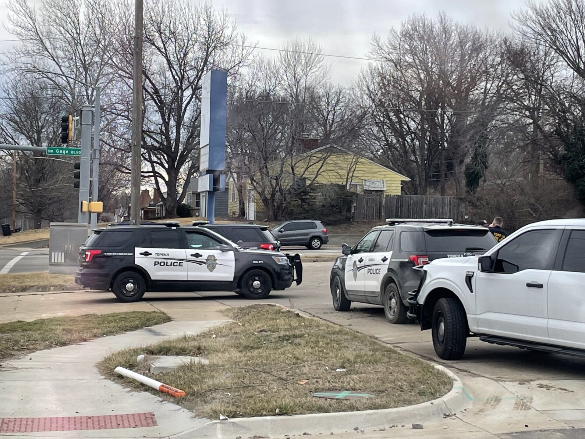 Police apprehend knife-wielding man early Tuesday in west Topeka