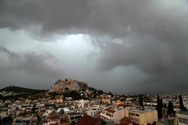 Φθινοπωρινή Πρωτομαγιά με πτώση της θερμοκρασίας – Πού θα βρέξει