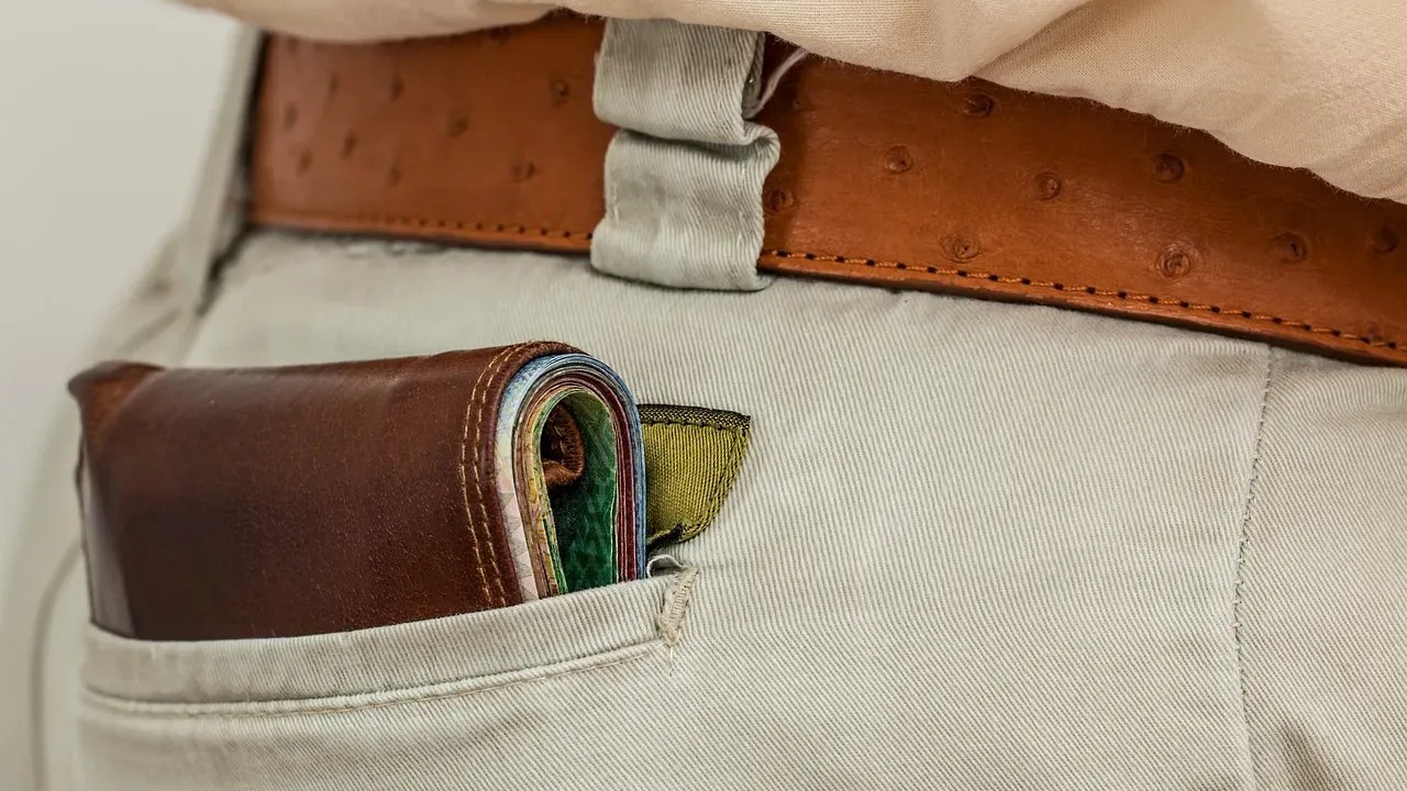 The "digital pickpocket" technique spreading in European squares - and ...