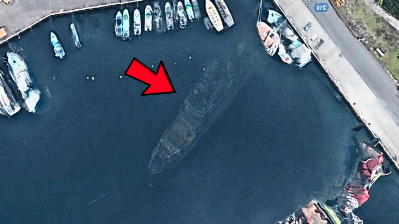 Girl spots sunken ship on Google Maps, what she found shocked everyone