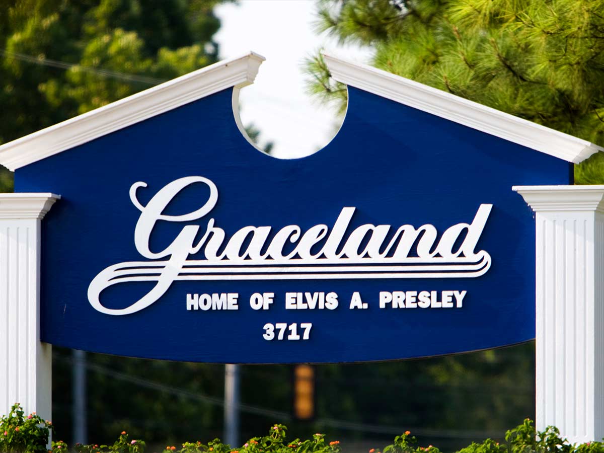 Step inside Elvis Presley’s Graceland—photos of the mansion that time ...