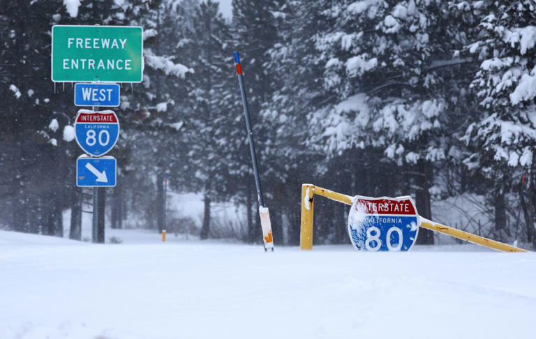 Heavy snow buries cars as winter storm hits US: "Chaos"