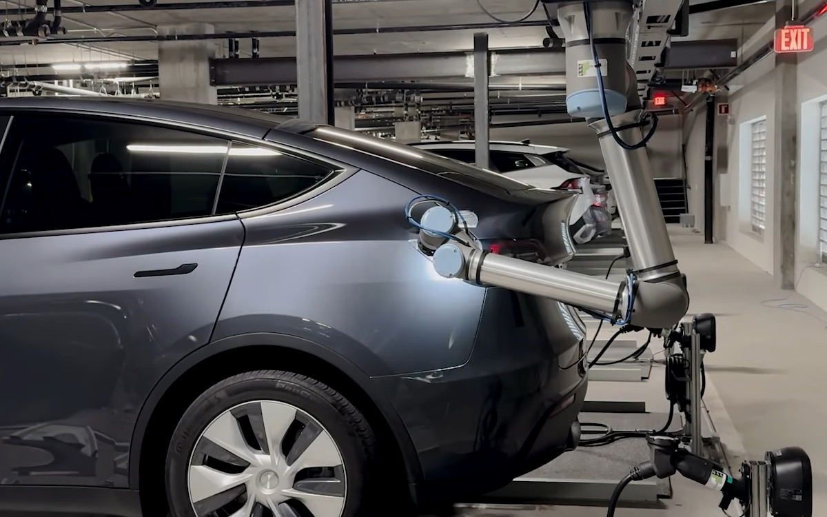 Dans ce parking, un robot recharge votre voiture électrique tout seul
