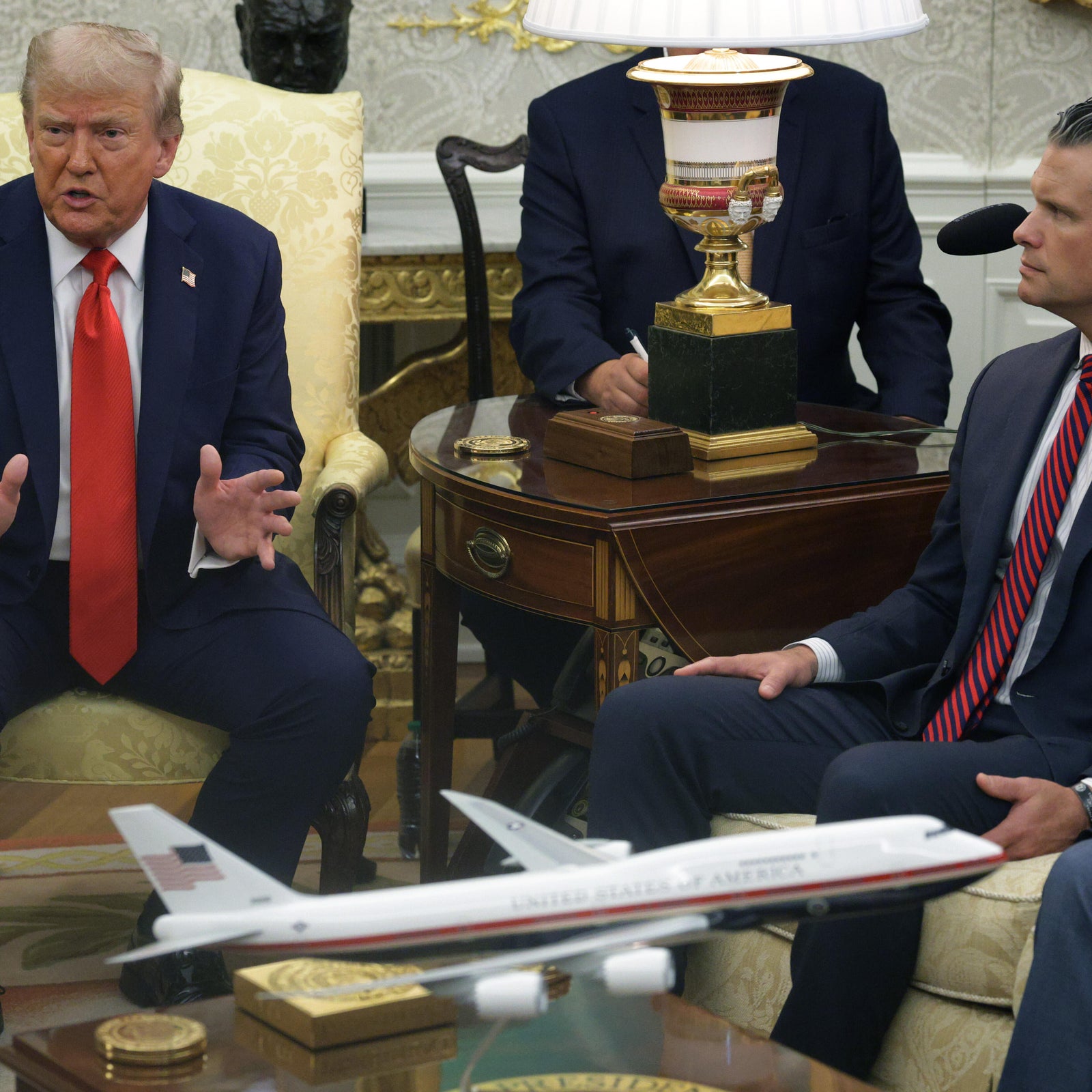 US Air Force VIP fleet being repainted in Trump's preferred palette ...