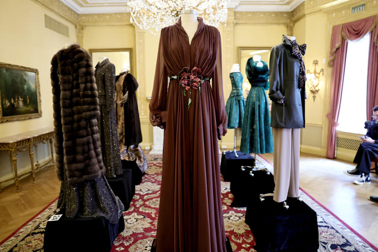 Designer Dennis Basso pays tribute to the 'it girls' of the past in new ...