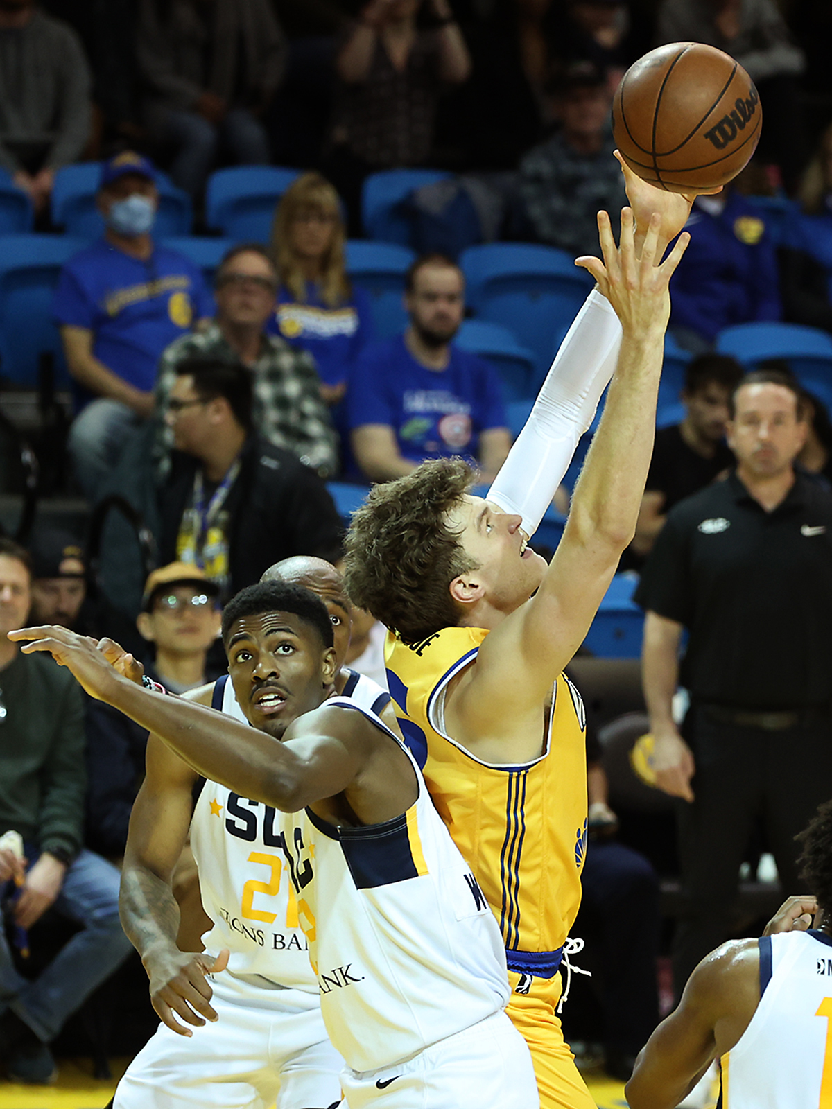 Golden State Warriors sign guard Nate Williams, 27, to two-way contract ...