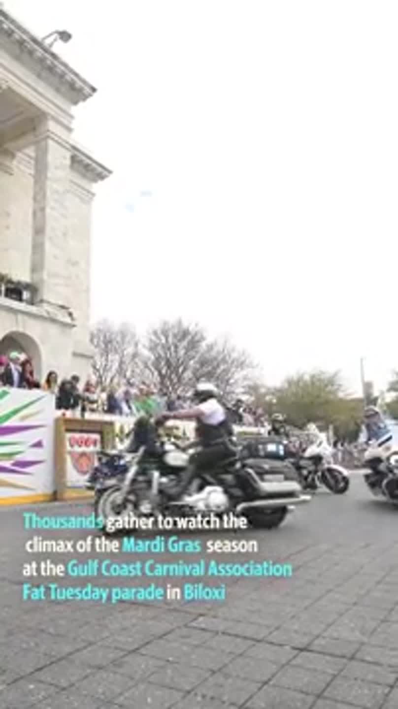 Thousands gather to watch the finale to Mardi Gras at the Fat Tuesday ...