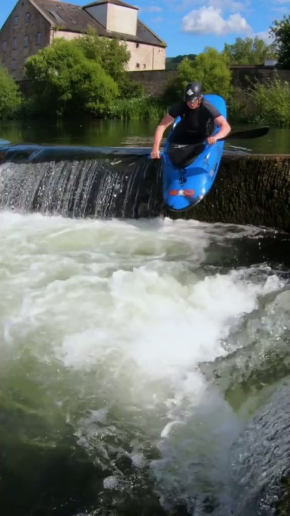 Kayaker turns small weir into a freestyle playground