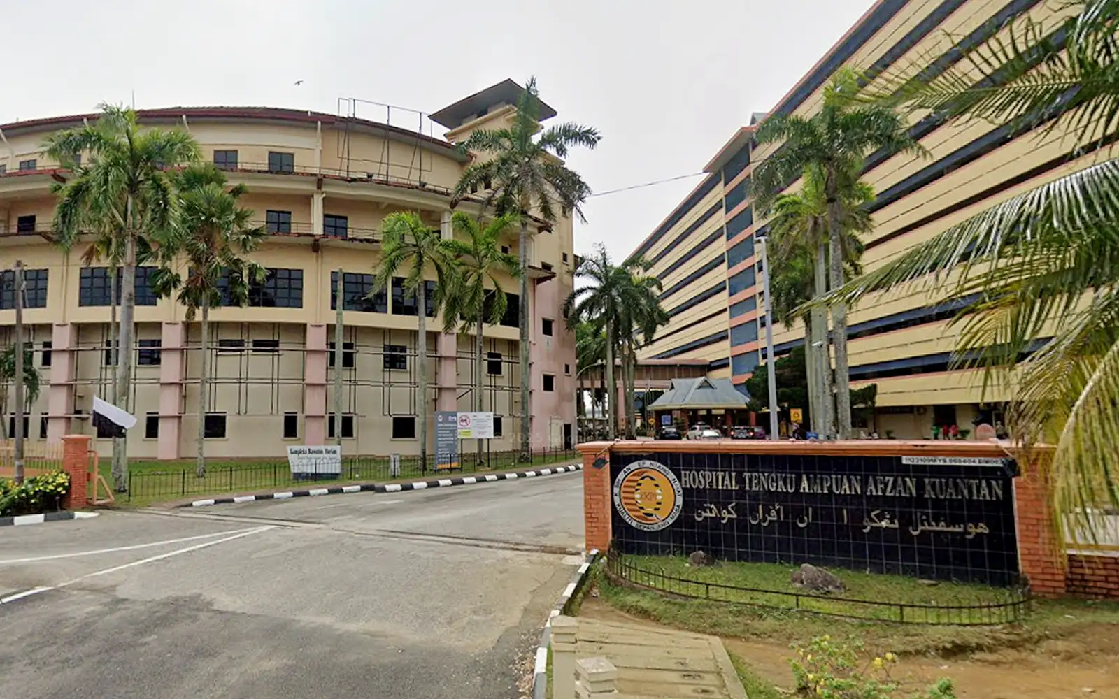 Dead man at hospital lobby 'not a patient or staff'