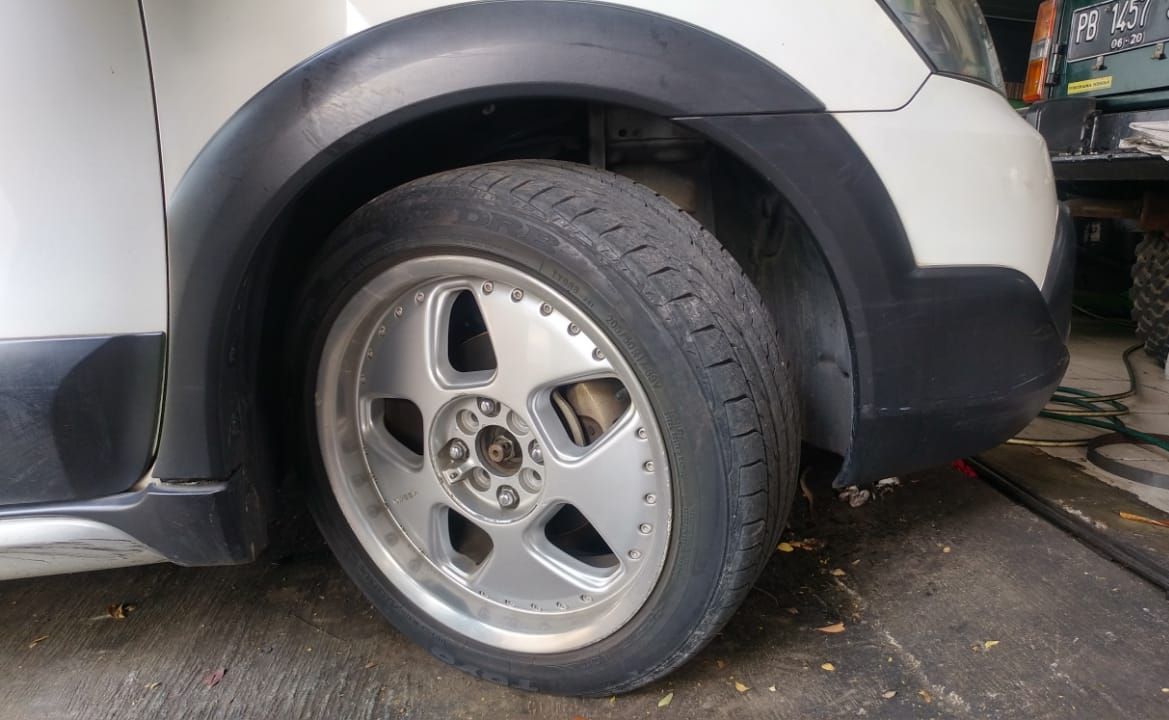 Ini lho alasannya kenapa ganti ban mobil baru harus roda depan dulu