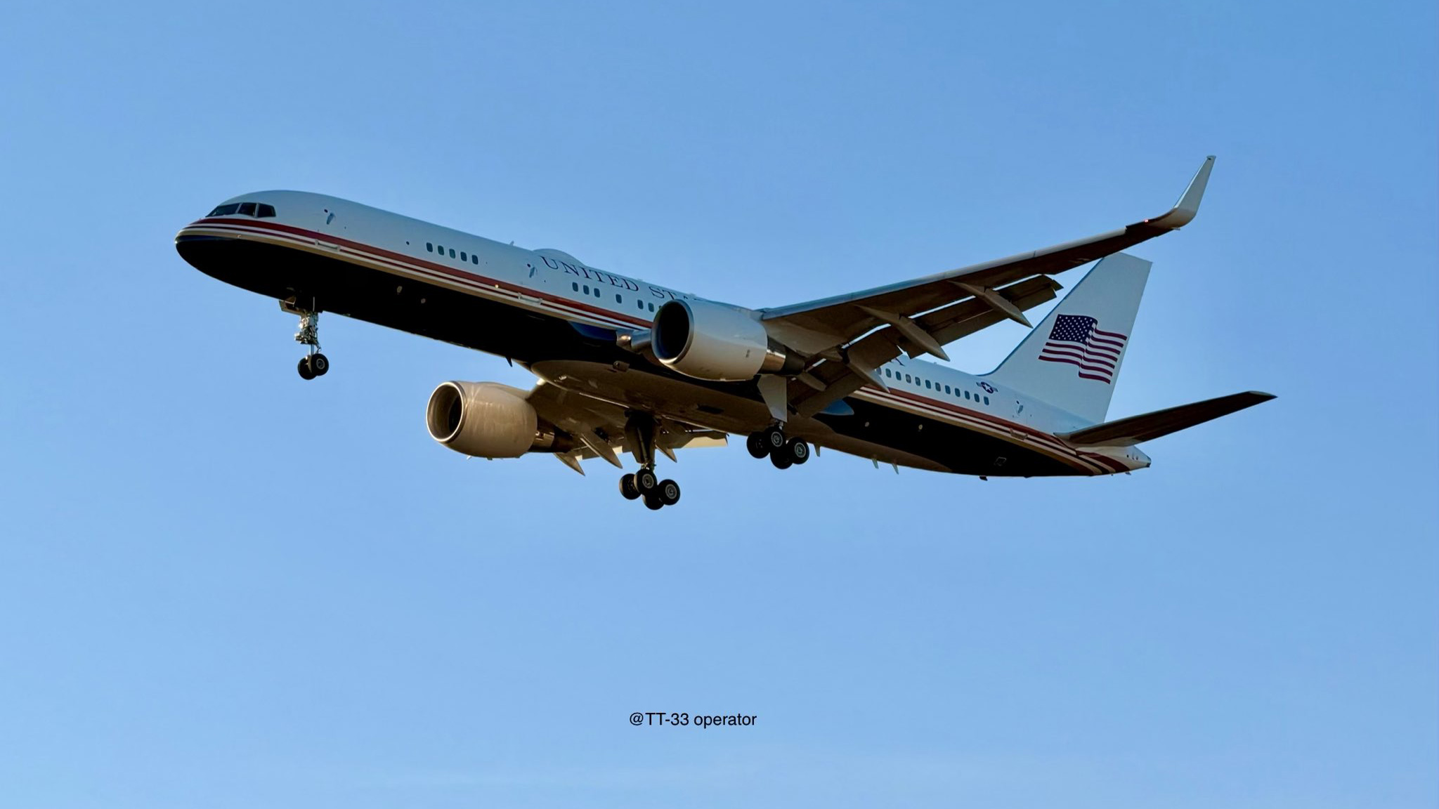 First look at USAF C-32 in new VIP livery destined for the VC-25B