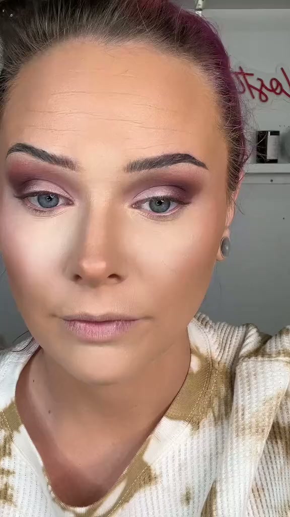 Watch this Huda Beauty powder smooth and brighten my under eyes
