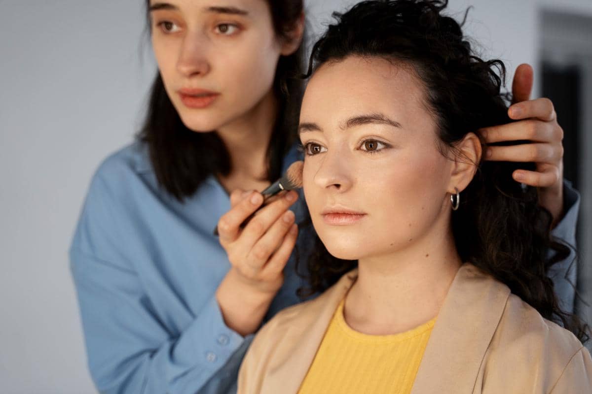 Glue method makeup, teknik untuk riasan yang tahan lama