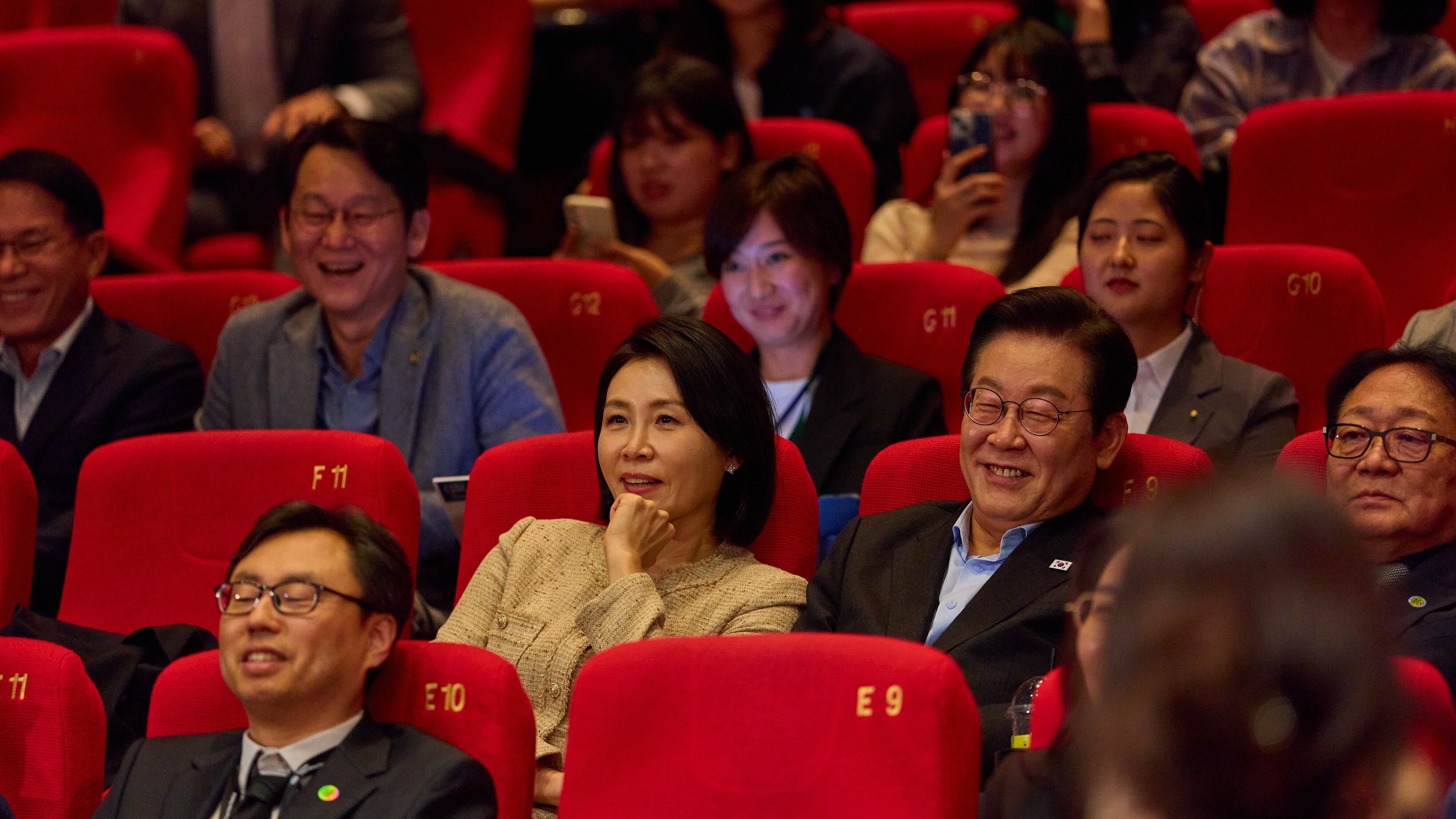President Lee names politicians as social evil in homeownership debate