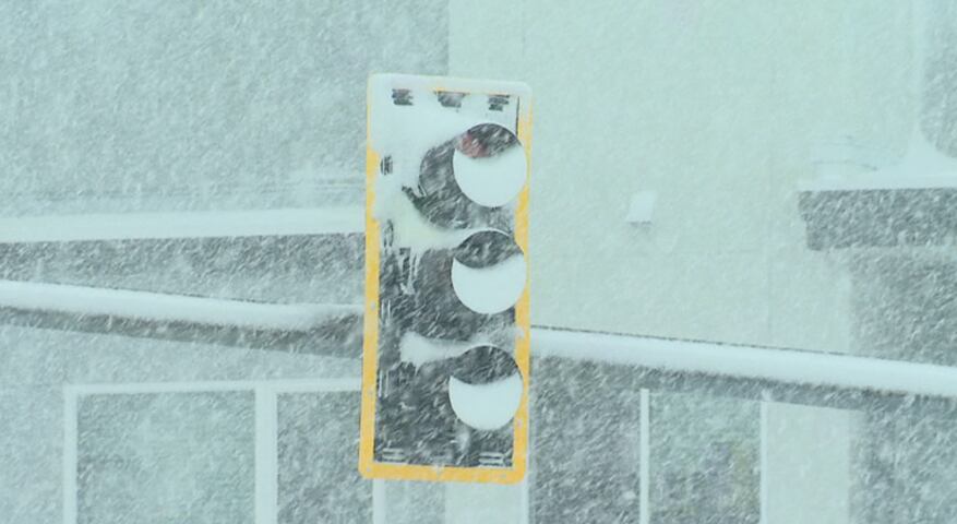 Wind and snow put LED traffic lights to the test