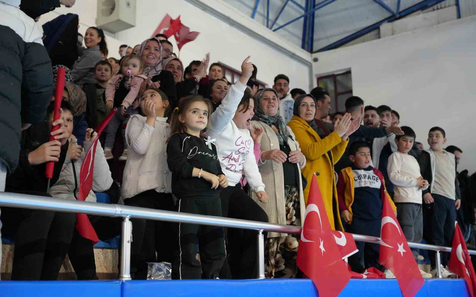 Tavas’ta mahalleler kozlarını sahada paylaştı
