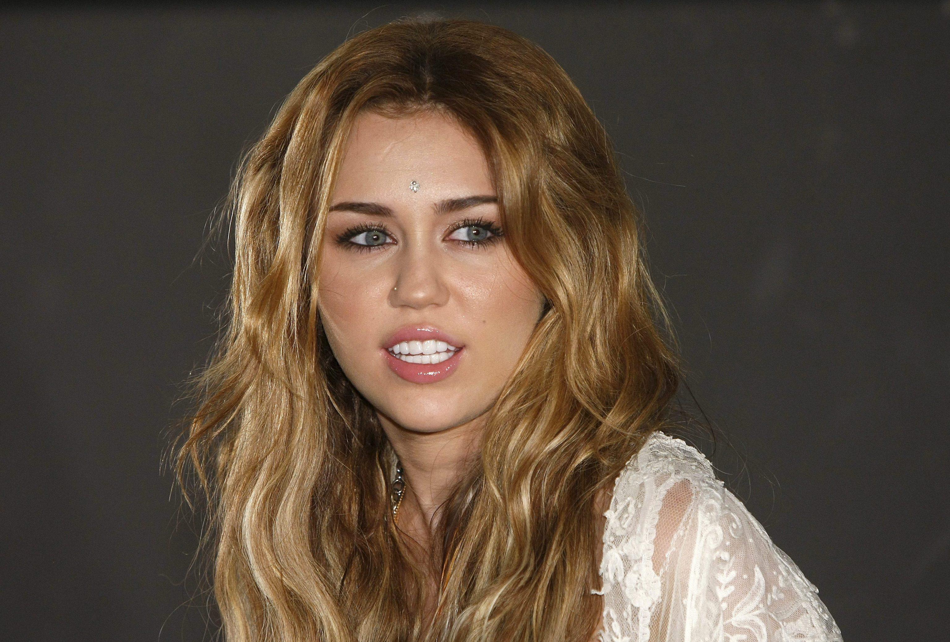 Milley Cyrus torna Hannah Montana vent’anni dopo: “Sarà sempre parte di ...