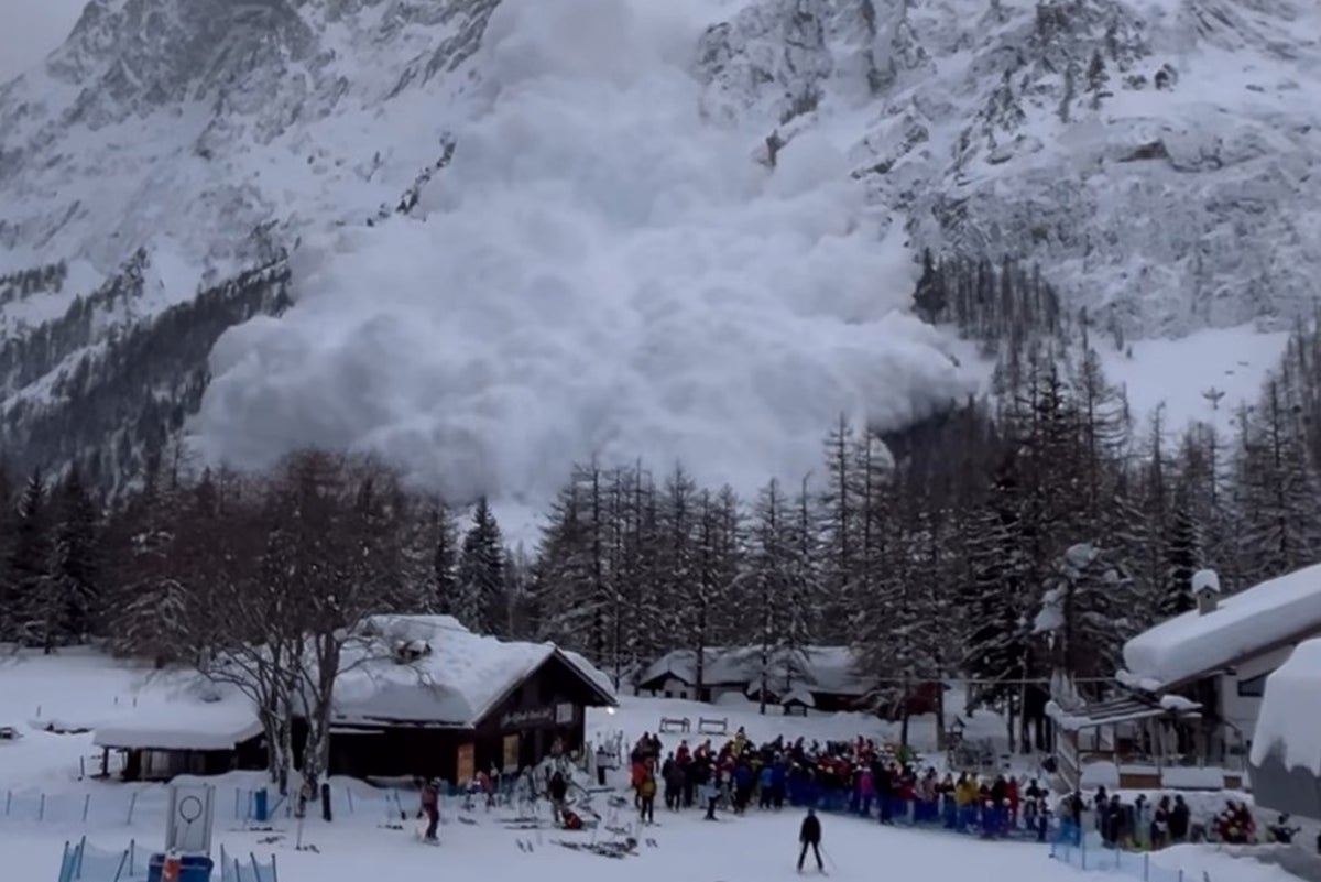 Moment avalanche smothers crowd of fleeing skiers in Italian Alps