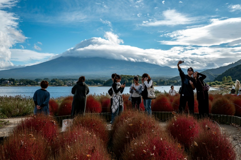 Chinese visitors to Japan slump as spat rumbles on