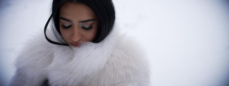 Η Αναστασία δίνει εικόνα στο «Βρέχει» μέσα από ένα δυναμικό cinematic ...