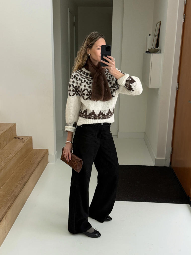 Not white, not red—this is the sock color people with taste are wearing