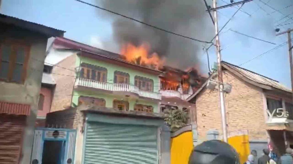 Fire accident | మూడంతస్తుల భవనంలో చెలరేగిన మంటలు.. video