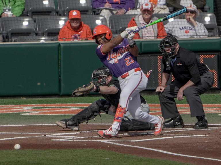Clemson baseball scores go-ahead run in eighth inning to even series vs FSU
