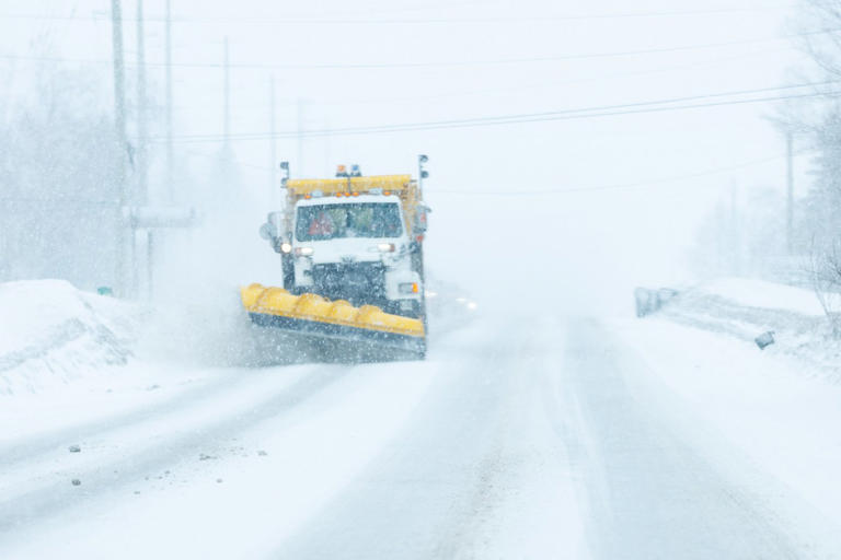 Fast-moving snowstorm advances on southern Ontario, shuts down northern ...