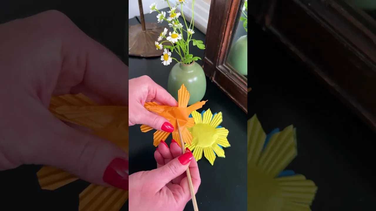 Easy spring craft 💐 DIY cupcake liner flower! #craft #papercraft # ...