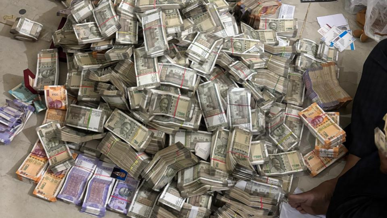 Rs 30,000 bribe sting exposes Rs 4 crore cash hoard, gold & luxury ...