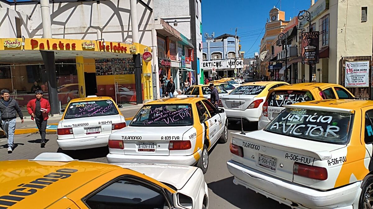 Taxistas bloquean centro de Tulancingo; demandan liberación de compañero