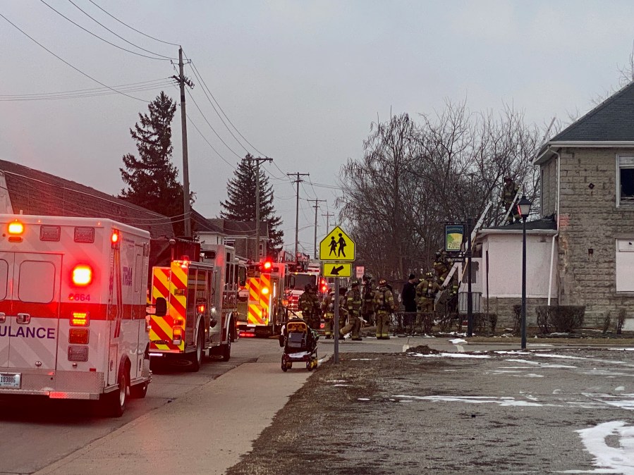 Crews battle fire in southeast Fort Wayne
