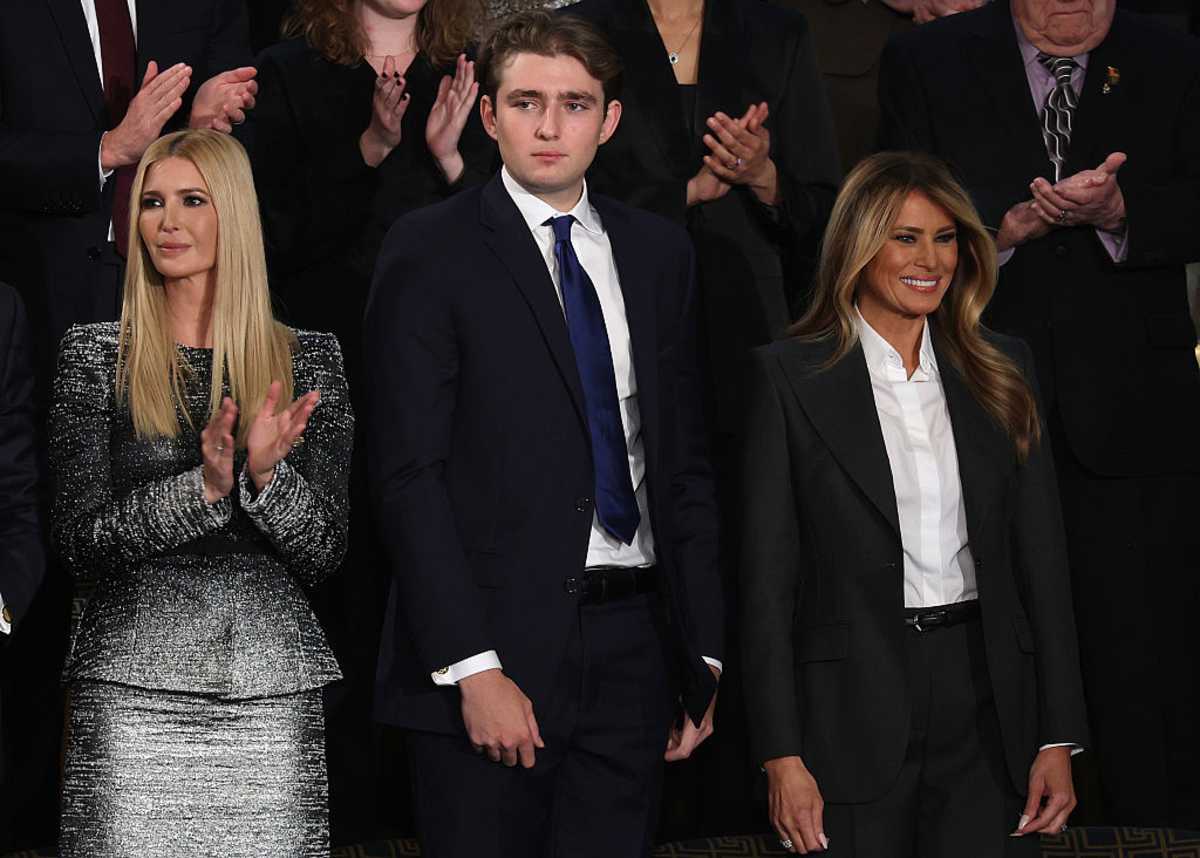 Melania Trump receives standing ovation as she enters chamber for State ...