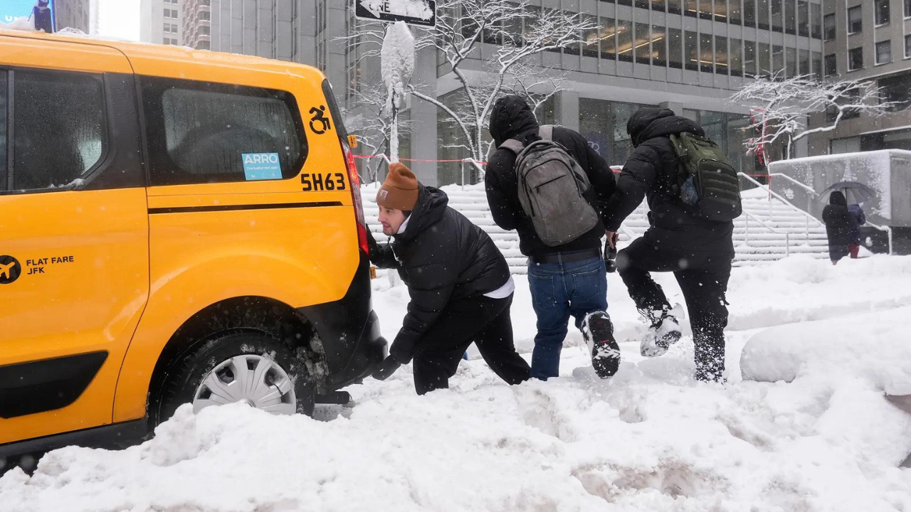 Winter storm hits US: 'Bomb cyclone' halts thousands of flights ...