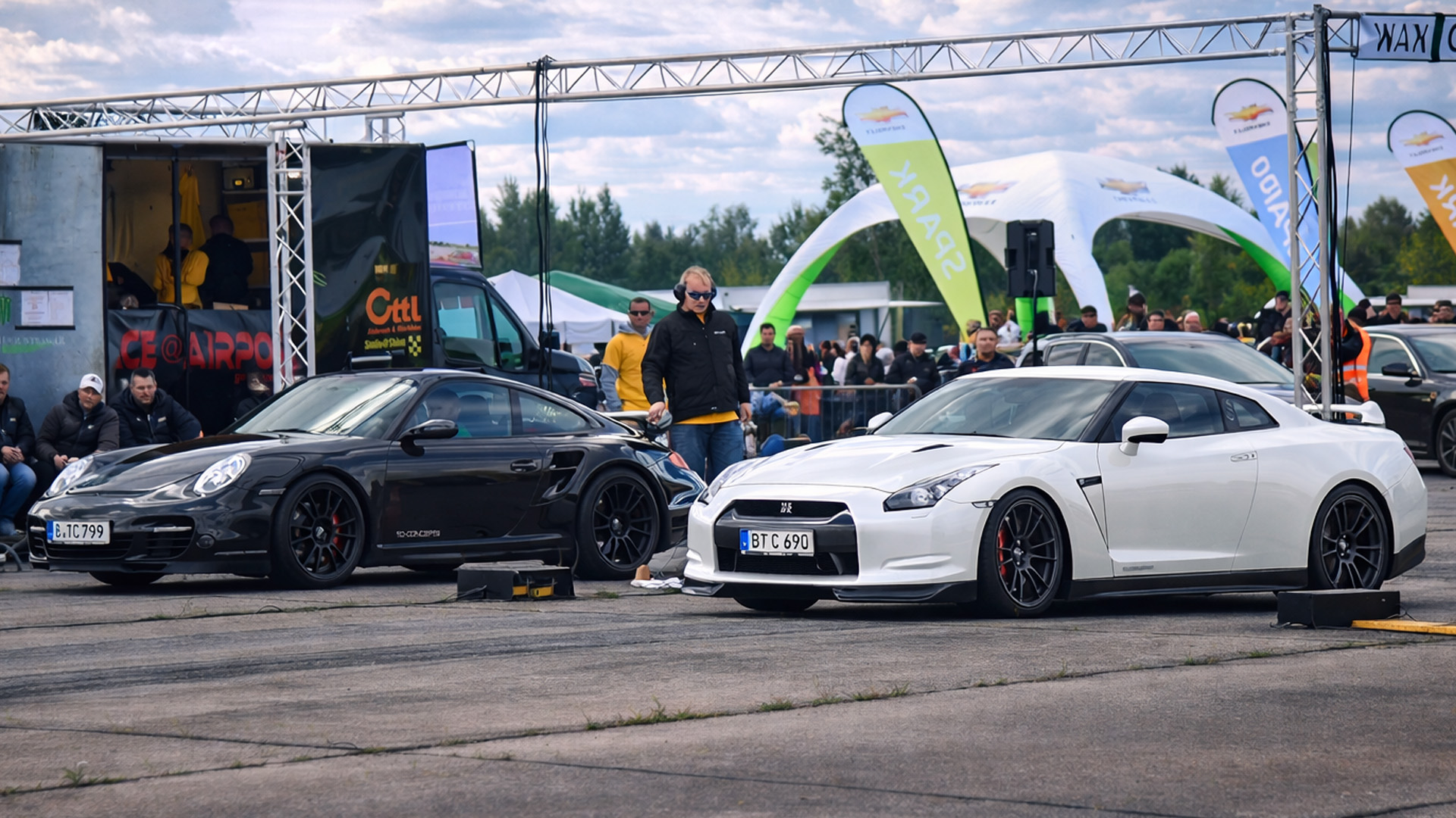 Nissan GTR and Porsche 911 Turbo face off on the track