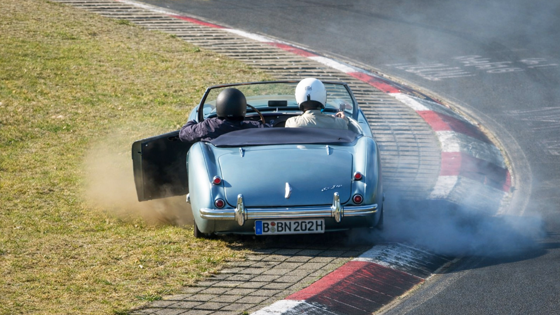 Une voiture d'avant-guerre en difficulté au Nürburgring
