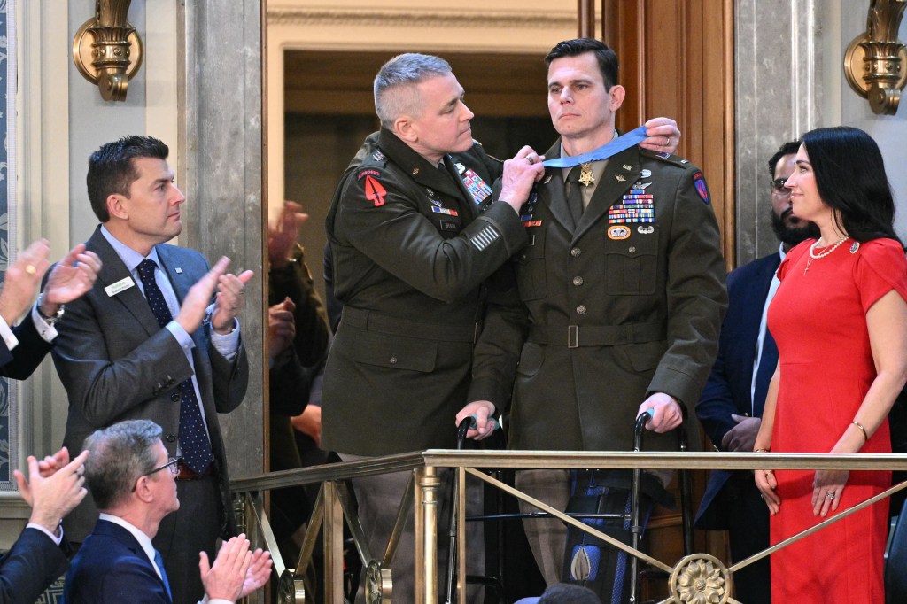 Trump awards Medal of Honor to hero pilot wounded in Maduro raid at ...
