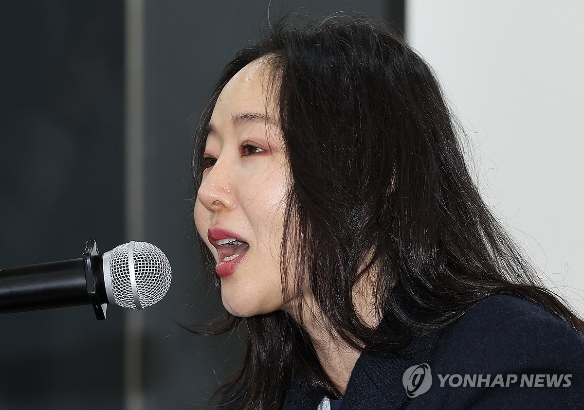 (LEAD) Former ADOR CEO Min offers truce with Hybe over 25.6 billion-won ...