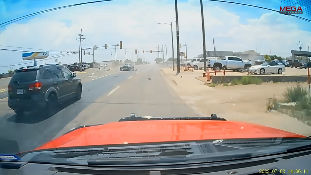 This is how a truck driver avoids disaster when cars dive in front