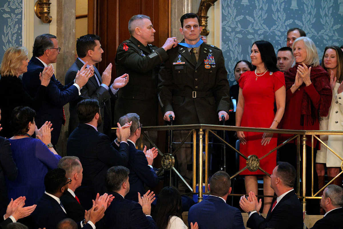 Trump presents Medal of Honor to Eric Slover for role in Nicolas Maduro ...