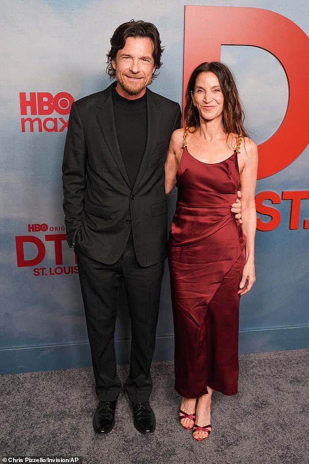 Jason Bateman makes rare red carpet appearance with wife Amanda Anka at ...