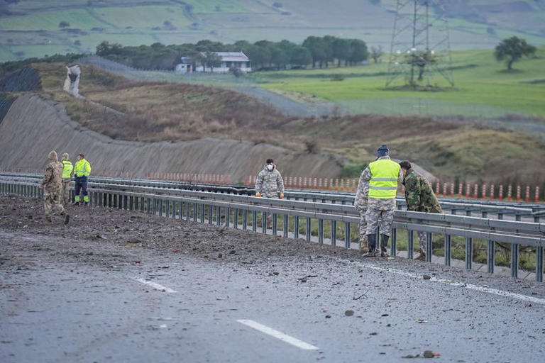 Turkish Air Force F-16 fighter jet crash kills pilot near main road