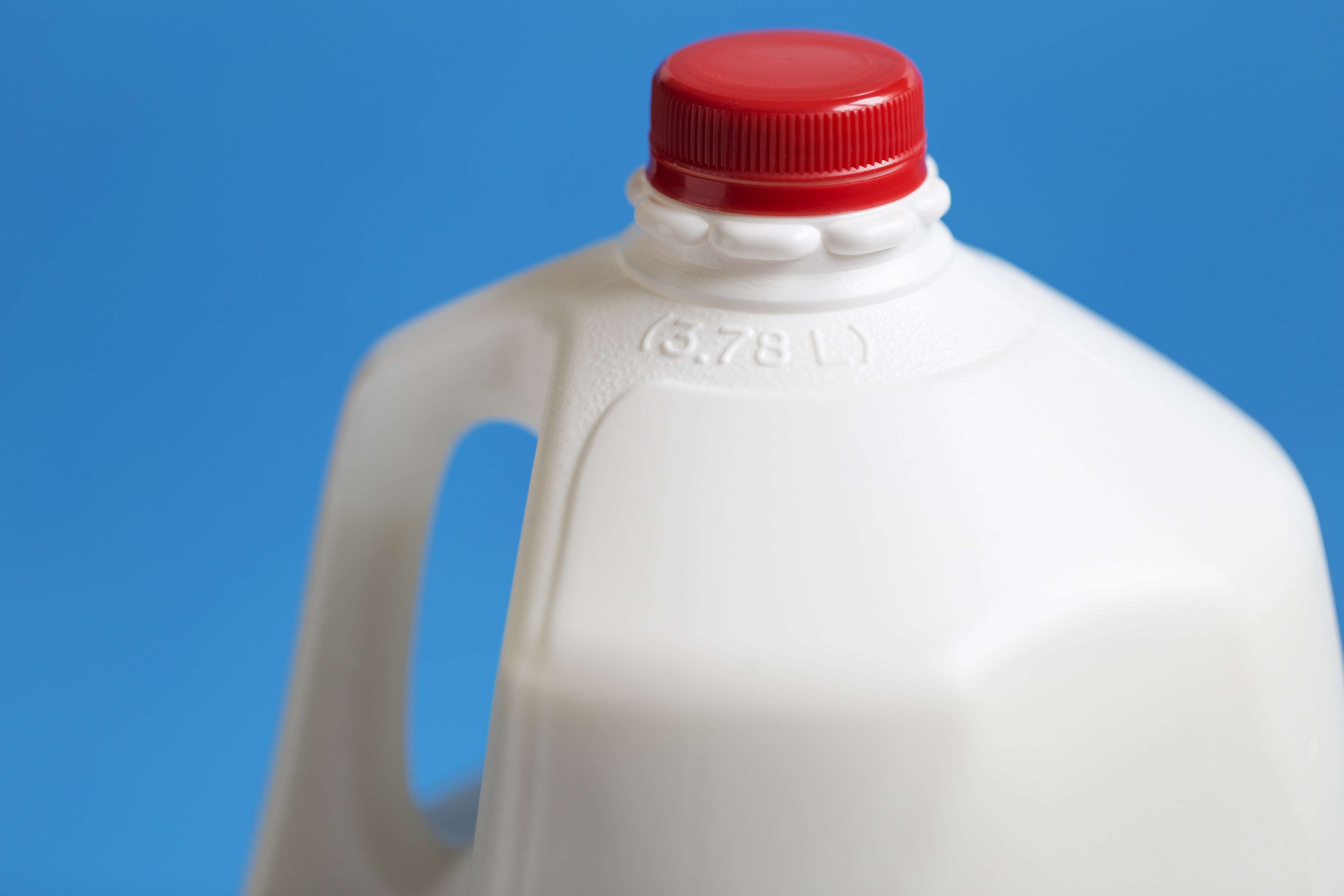 We asked a dietitian if whole milk is healthier than skim milk