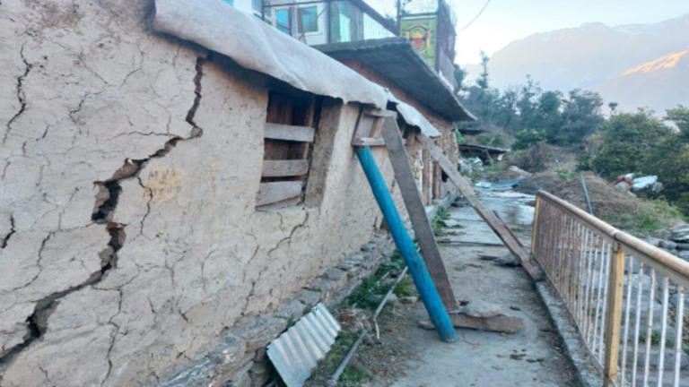 Mysterious ground cracks reported in Kashmir, can Joshimath-like ground ...