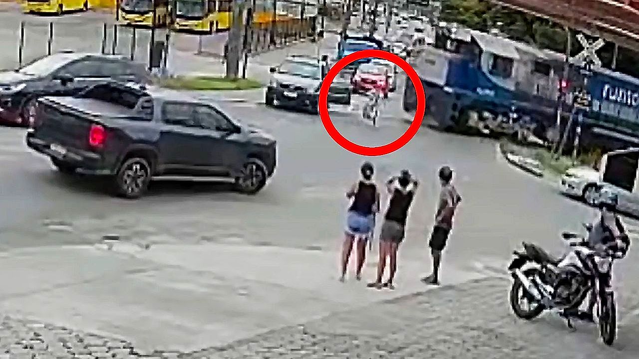 Driver abandons car seconds before train impact in Brazil